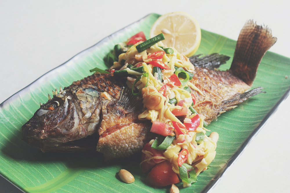 Yam Pla Duk Fu (ยำปลาดุกฟู) Crispy Fish with Green Mango Salad ...